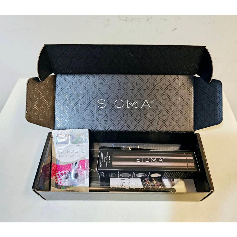 全新【SIGMA X ROXETTE ARISA】聯名 聚光打亮扇形刷 Strobing Fan F42 化妝刷 刷具 - 吉兒私房小舖