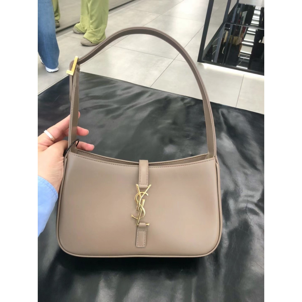 【預購】YSL LE 5A7 奶茶色光滑小牛皮肩背腋下包 單背包 肩背包 新月包 - Annie’s 正品購購購