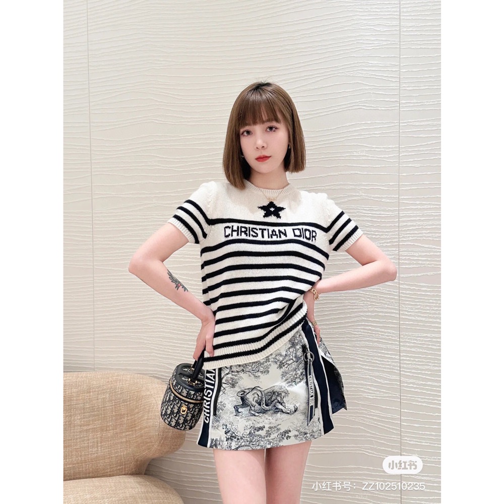 迪奧 Dior 23SS早秋新款 針織條紋短袖小圓領設計 五角星刺繡點綴其間 時髦又減齡 面料柔軟輕薄舒適 - SEINE『奢品』