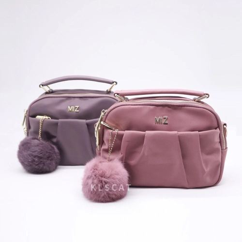 MIZZUE防潑水雲朵雙隔層包附毛球斜背包 側背包 小方包 多層包 手提包 相機包 XW3139 - klscat - iOPEN Mall