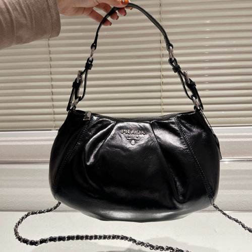 Prada包包 普拉達背包女 腋下包 油蠟皮質背包 半月包 時尚通勤女包 鏈條包 休閒包 黑色真皮背包 頭層牛皮手提袋 - cole55 ...