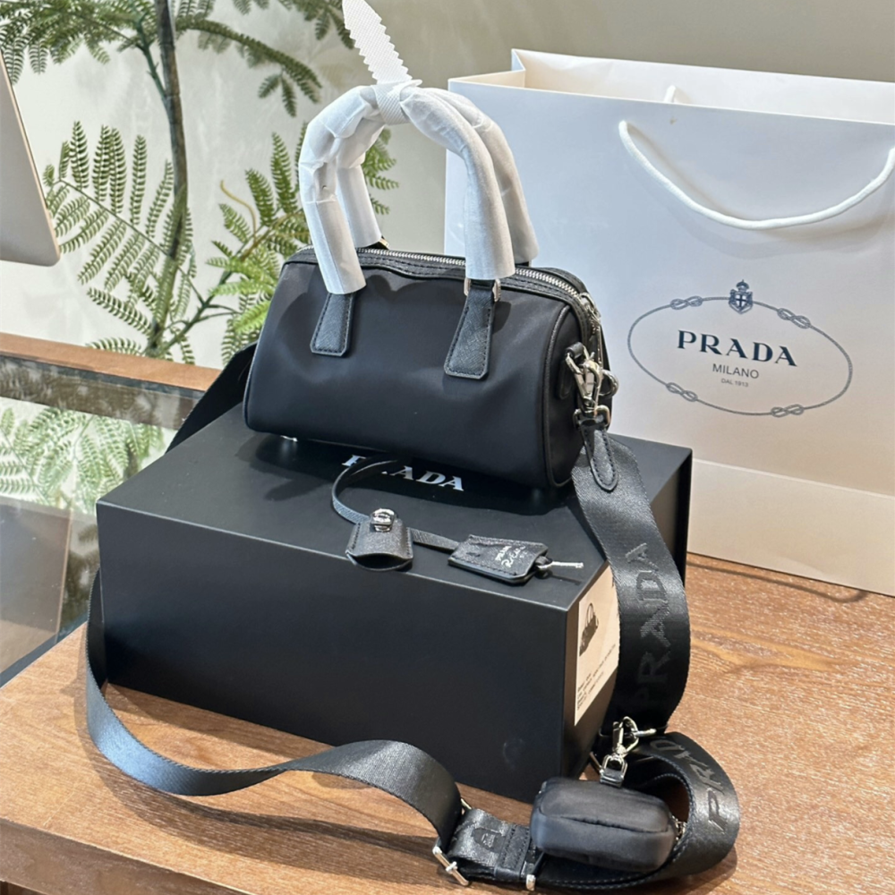 Prada包包 普拉達波士頓包 三合一斜背包 男女通用款單肩包 側背包 枕頭包 運動休閒包 通勤百搭時尚女包 男士斜背包 - cole55 ...