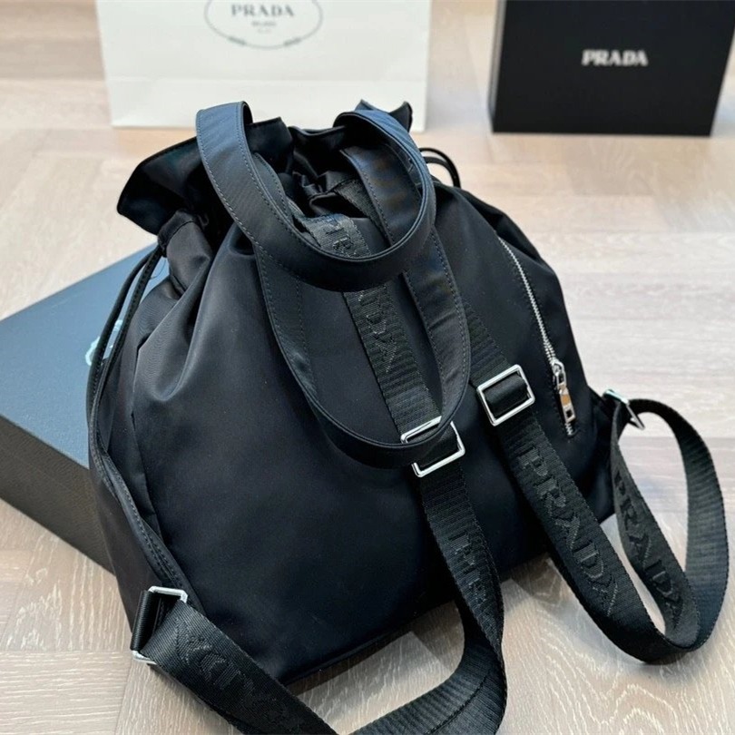 PRADA普拉達雙肩包 手提袋 女生雙肩背包 小背包 抽繩包 時尚通勤女包 精品包 休閒背包女 單肩包 側背包 輕量尼龍 - cole55 ...