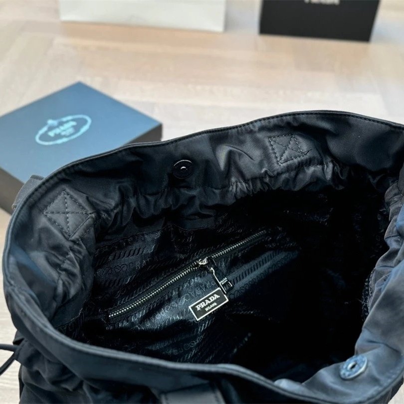 PRADA普拉達雙肩包 手提袋 女生雙肩背包 小背包 抽繩包 時尚通勤女包 精品包 休閒背包女 單肩包 側背包 輕量尼龍 - cole55 ...