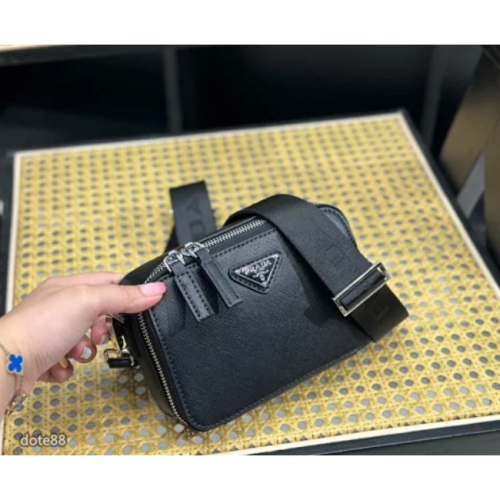 【Prada】普拉達2023新款男士小方包單肩包斜挎相機包真皮材質送男友禮物耐磨耐髒多功能簡便實用出門必備簡約時尚百搭 - dote88 ...