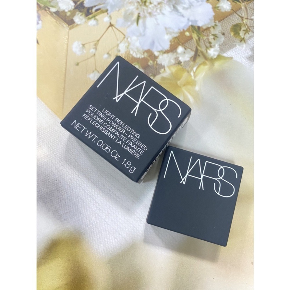 失心瘋頻道 ⚠現貨⚠台灣專櫃Nars迷你裸光蜜粉餅1.8g 3g NARS小白餅外盒有些許殘膠不影響內容物 - 失心瘋頻道