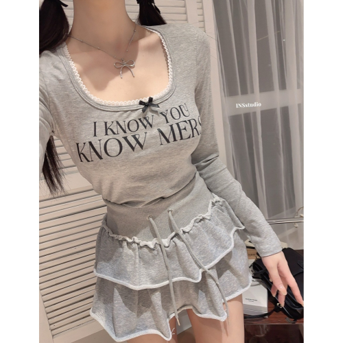 𝑊𝐸𝐼 𝐻𝑆𝐼𝑁 ♡︎ 【 美式辣妹 】 簡約方領英字蕾絲蝴蝶邊上衣#24131 - WEI.HSIN_ - iOPEN Mall