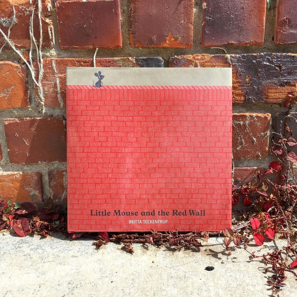 現貨🍀經典平裝英文繪本Little Mouse and the Red Wall🍀Britta Teckentrup - QUESHU bookshop [英文童書繪本]