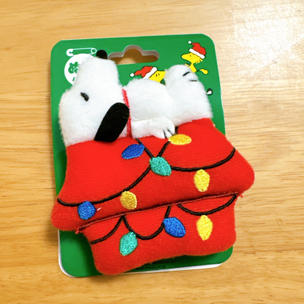 日本 PLAZA 聖誕節 史努比 PEANUTS 毛絨玩具徽章 別針 - 木木·仕事部屋 Mu Mu Studio - iOPEN Mall