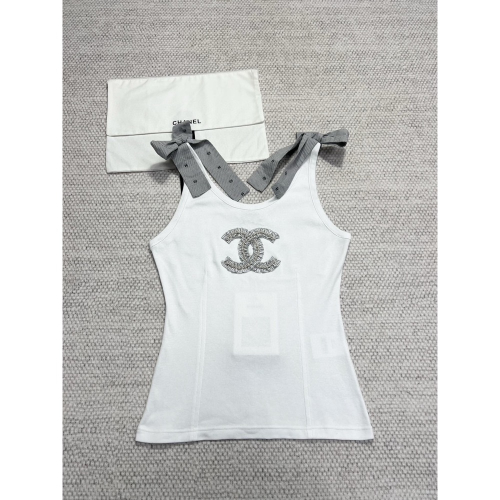 香奈兒 Chanel 24P系帶背心。純棉面料，肩部設計可調節肩帶，全手工縫製logo，單穿配外套都好看，上身優雅氣質👍 - 維亞高定工廠 ...