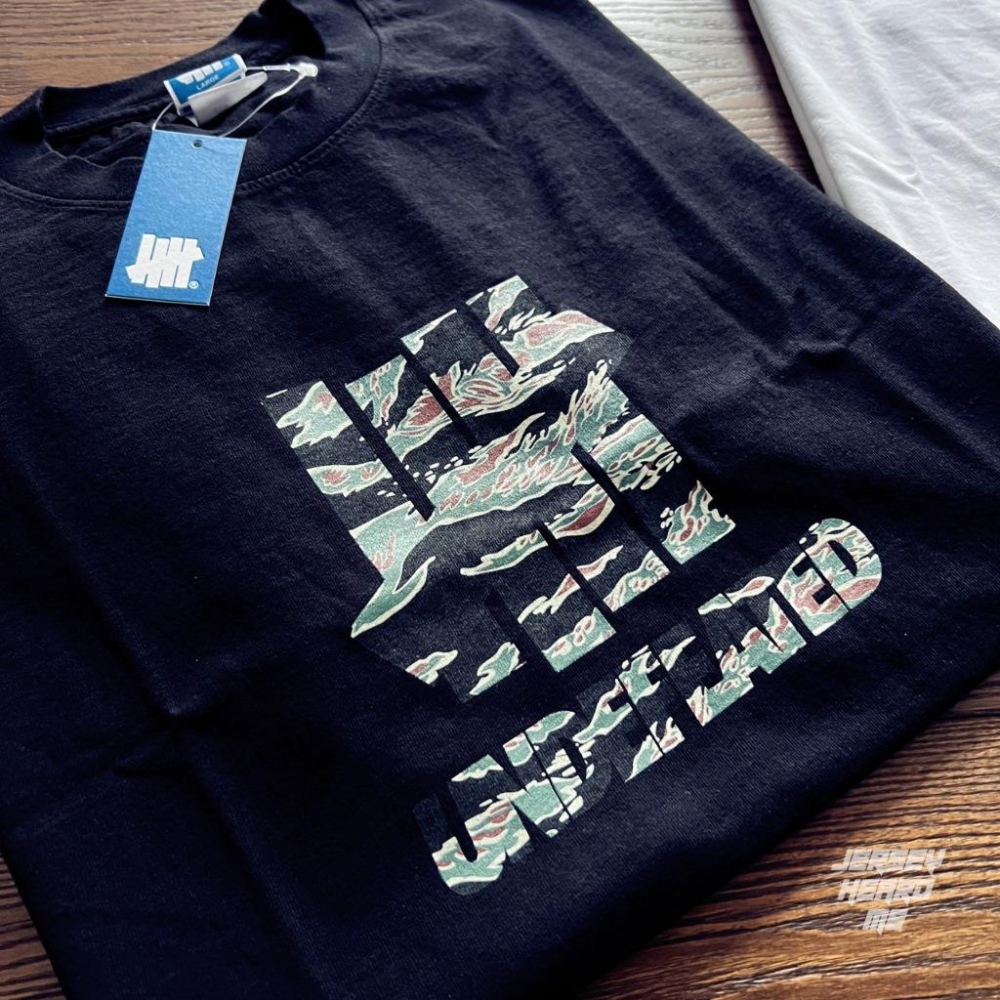 【球衣藏家】UNDEFEATED 虎紋迷彩 黑/白 UDFT 美牌 LOGO 棉質 TEE - 球衣藏家工作室 - iOPEN Mall