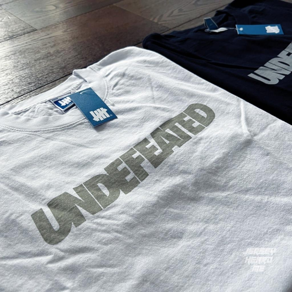 【球衣藏家】UNDEFEATED 銀黑 / 白金 UDFT 美牌 LOGO 棉質 TEE - 球衣藏家工作室 - iOPEN Mall
