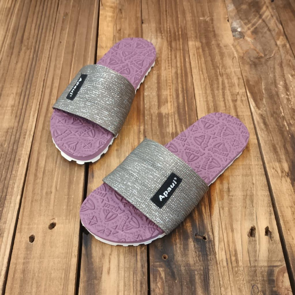 【APAUL 雅鉑】12405 灰/紫/白底 經典雅鉑紋拖鞋 寬版一字拖鞋 橡膠質感室內拖鞋 旅行拖鞋 - 雅鉑品牌鞋 - iOPEN Mall