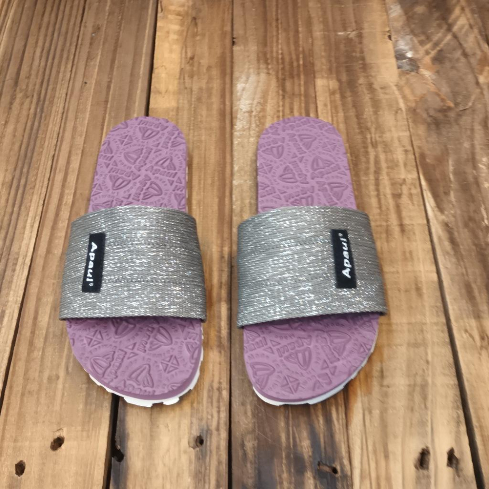 【APAUL 雅鉑】12405 灰/紫/白底 經典雅鉑紋拖鞋 寬版一字拖鞋 橡膠質感室內拖鞋 旅行拖鞋 - 雅鉑品牌鞋 - iOPEN Mall