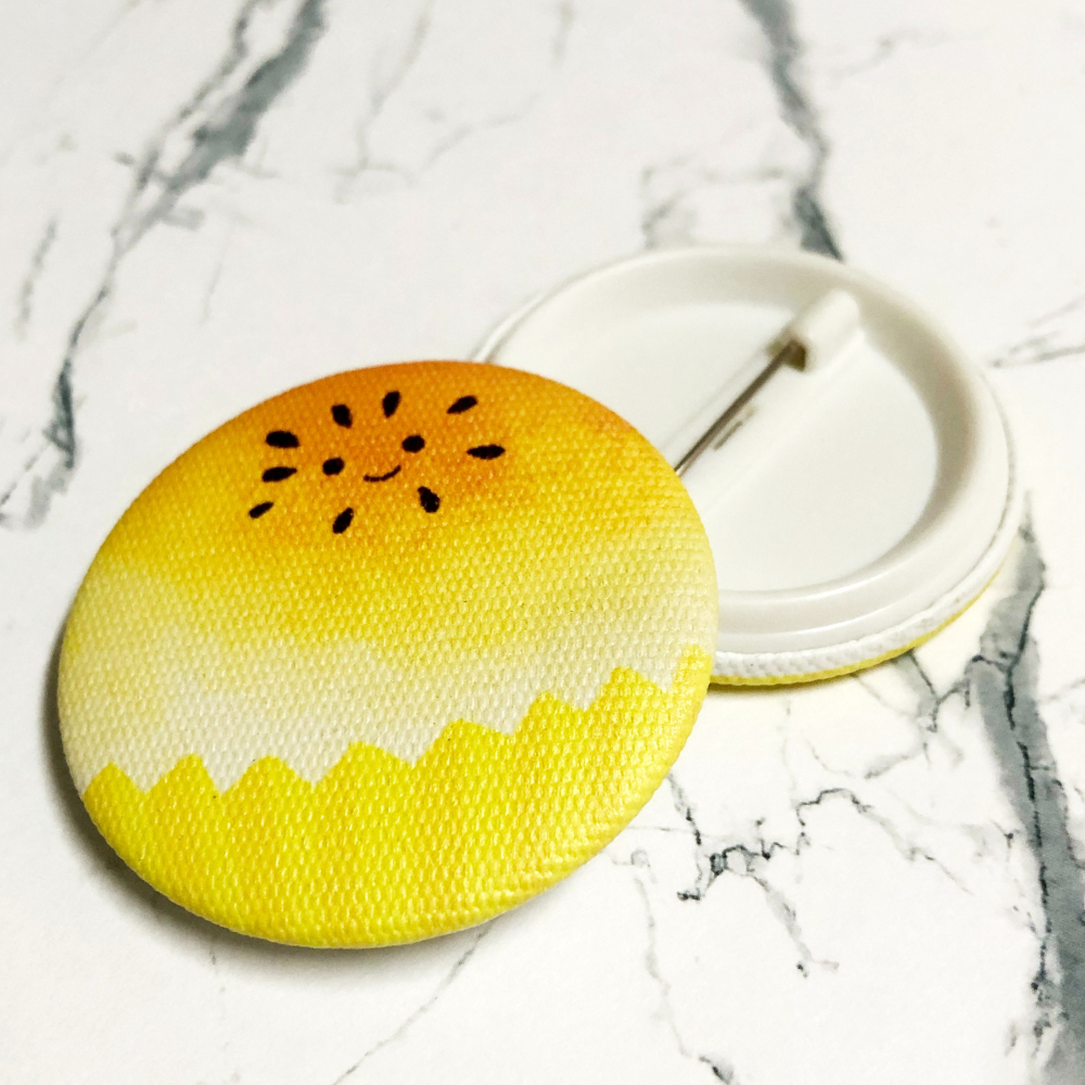 【Miki Chen 插畫工作室】 台灣原創插畫-蛋黃酥別針 - Miki Chen插畫工作室