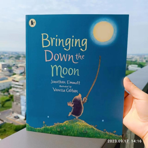 現貨【贈音檔】🍀平裝英文繪本🍀Bringing Down the Moon🍀Vanessa Cabban【缺書店】 - 缺書店【英文童書繪本 ...