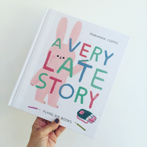 精裝英文繪本🍀A Very Late Story🍀插画家Marianna Coppo🍀缺書店 - 缺書店【英文童書繪本專賣】請購物時加LINE ...