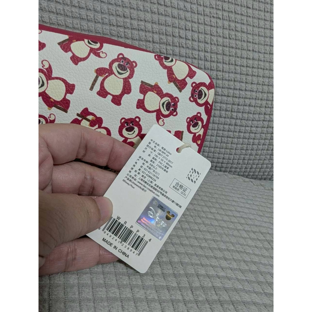 正版雷標 迪士尼 熊抱哥 草莓熊 筆袋 萬用包 - Wei&wei賣場 - iOPEN Mall